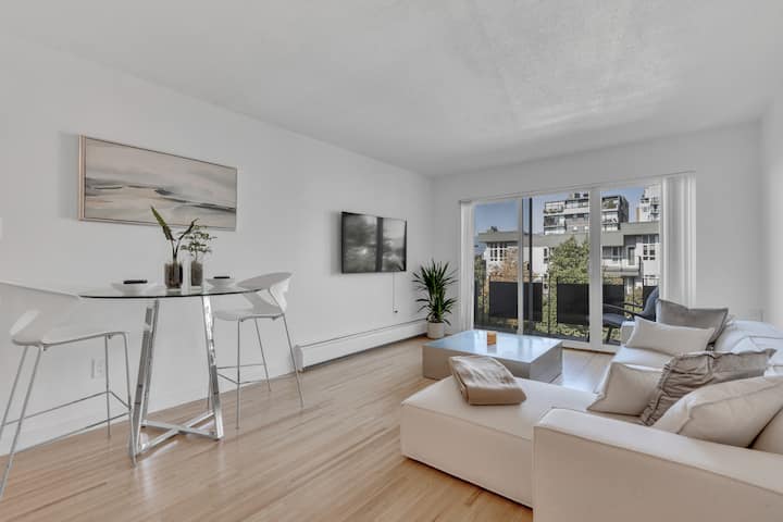 Crisp & Clean 1-br Condo In Phenomenal Location - Vancouver