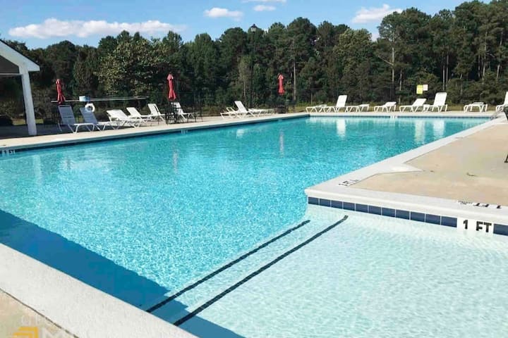 Beautifully Renovated And Spacious. - Snellville, GA
