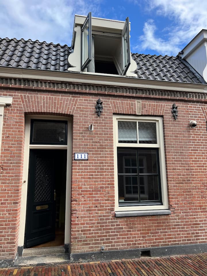 Historic 2 Bedroom House On Medieval Street - أمستردام