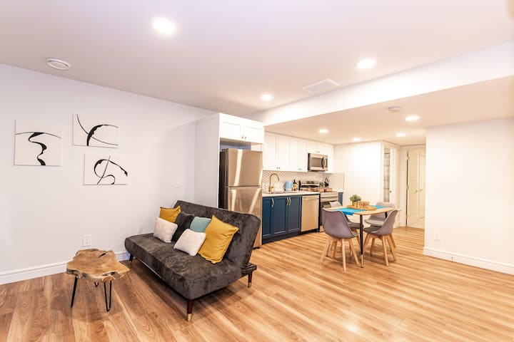 Stylish Basement Suite + Comfortable King Bed - Edmonton