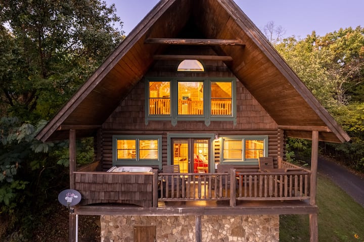 Couples Escape | King Bed! Hot Tub! Pool Table! - Pigeon Forge, TN