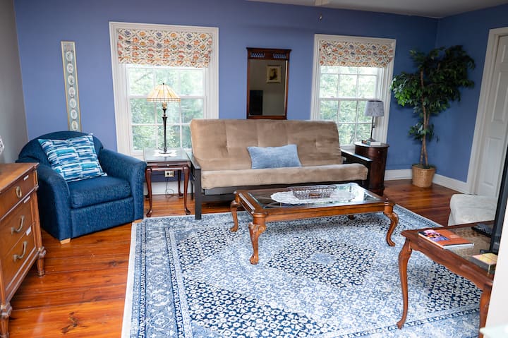The King Suite, Two Lovely Rooms - Bensalem, PA