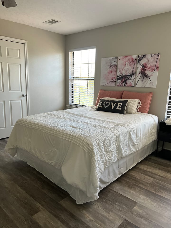 Adorable Bungalow With Balcony And A Pool! - Bryan, TX