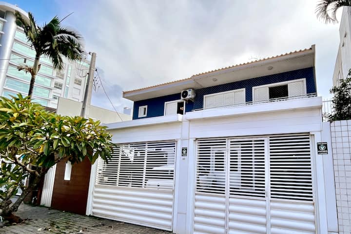 Linda Casa Na Praia Brava A Poucos Metros Do Mar - Balneário Camboriú