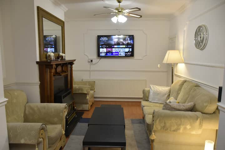 Entire 4 Bedroom House In Luton Near Luton Airport - Luton