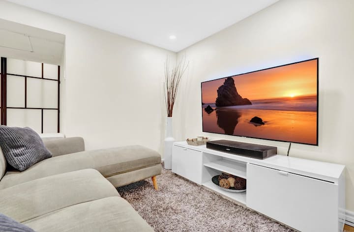 Modern Niagara Getaway! (5 Minutes From The Falls) - Niagara Falls, NY