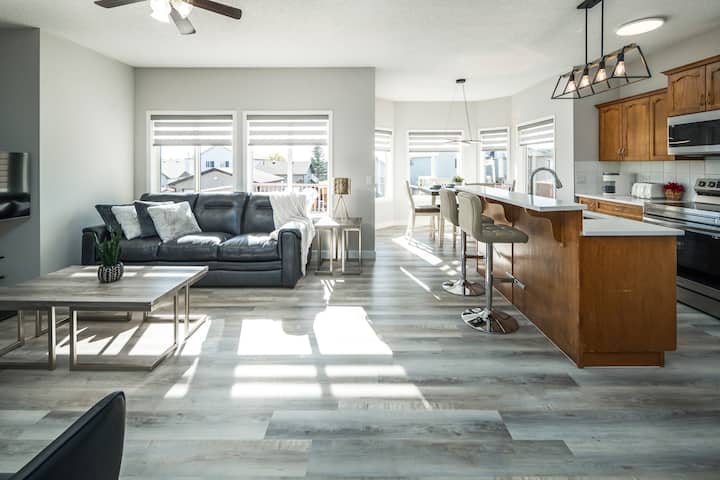 Entire Home! Newly Renovated! Ac& Bbq ! Sleep 8 - Calgary