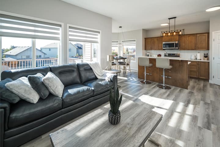 Entire Home | Garage | A/c | Sleep 8 - Calgary