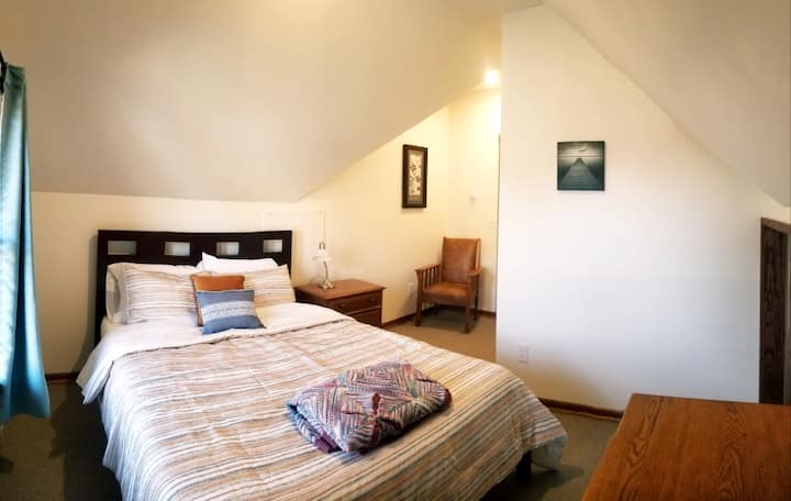 Newly Renovated 2br Attic Apartment - Minneapolis, MN