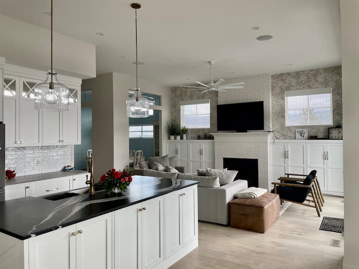 '19 Built Lake/vine View, 5 Bdrm - West Kelowna