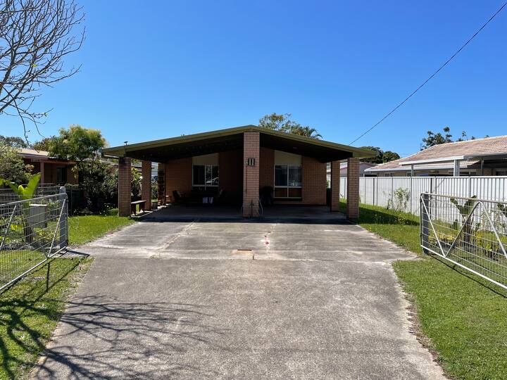 Cheerful 3 Bedroom Room, Close Walk To The Beach. - Caloundra