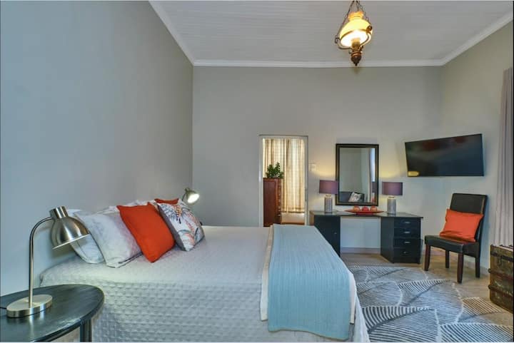 Spacious Stylish Linden Guest Suite, Pool V4 - Johannesburg