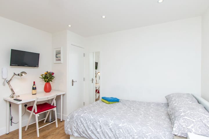 Budget Studio Central Bristol - Arnolfini Arts