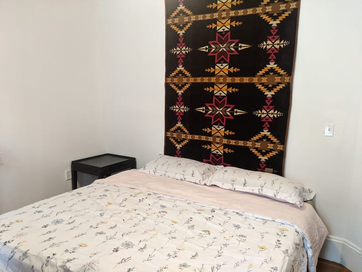 Private Room In Sunny Apartment - Somerville, MA