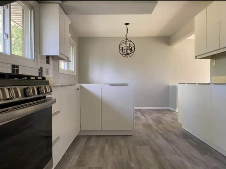 Lovely 3 Bed 2 Bath Home On Huge Fenced Lot - Oakville