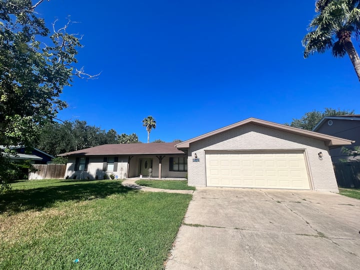 Gorgeous Home With A Pool 2600 Sqft - Harlingen, TX