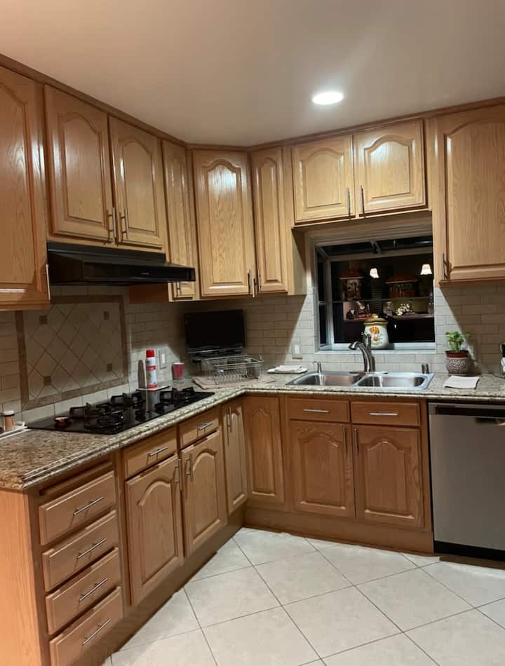 Updated & Cozy Home Near Airport & Main Fwys - Downey, CA