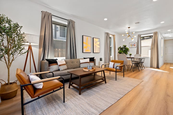 Spacious 3 Beds,10 Min Walk To Beach, Free Parking - Long Beach, CA