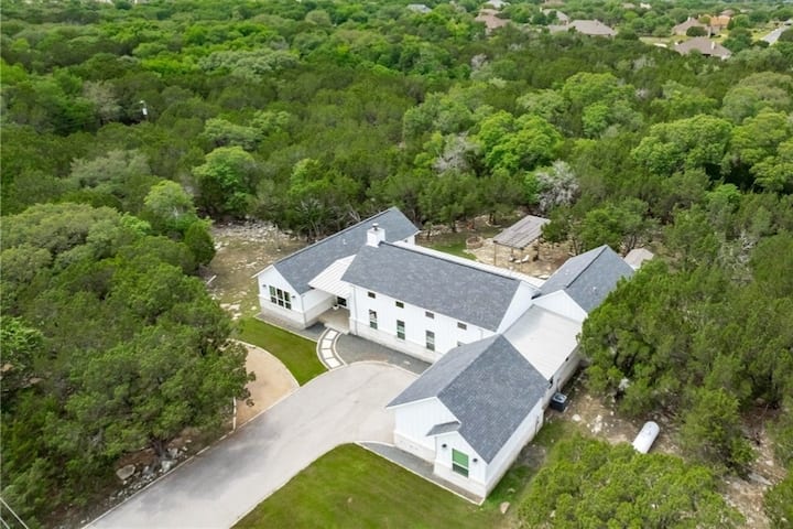 5 Acre Wedding Farmhouse & Retreat | Pool, Hot Tub - Georgetown, TX