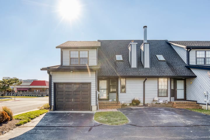 Short Walk To The Beach! - Cheerful Townhouse - Fenwick Island, DE