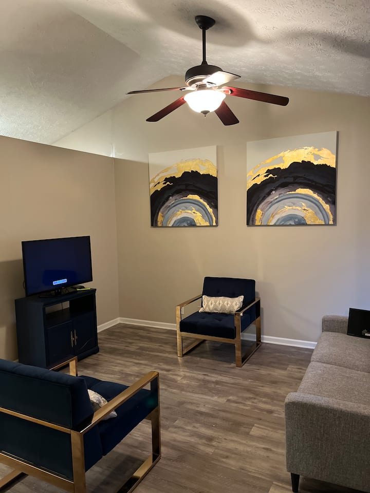 Cozy Yellow Cottage - Atlanta, GA