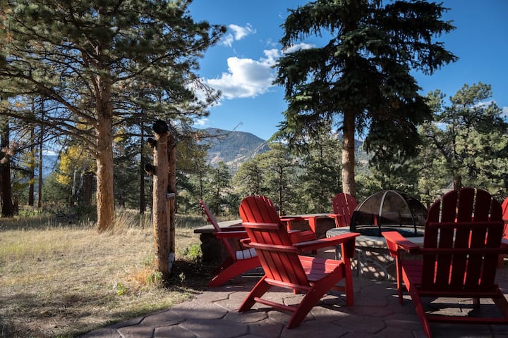 Serene Estes Park Cabin - Hot Tub, Firepit & Views - Estes Park, CO
