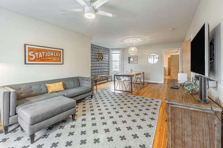 Garage Parking, Pet Friendly With Laundry - Chicago, IL
