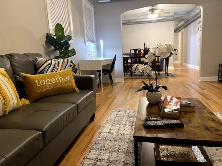 So Much Space In This Vintage Three Bedroom Apt! - Oak Park
