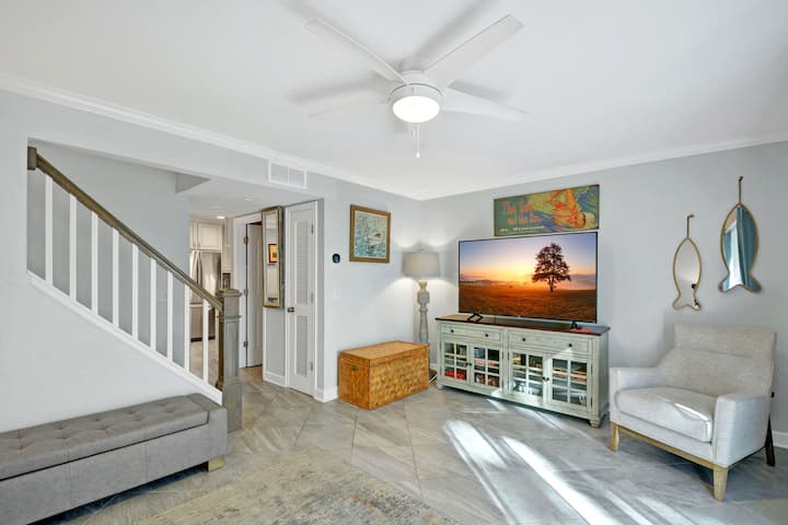 Lovely 2-bedroom Condo With Pool - East Beach, GA