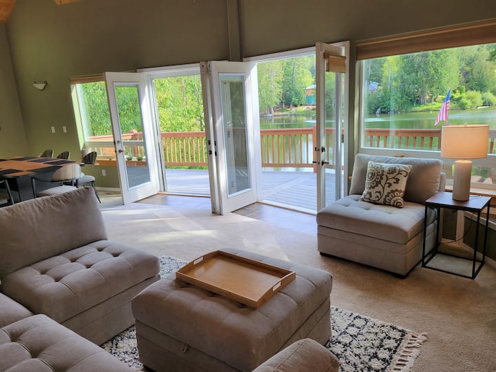Nature Bay Retreat: Waterfront, Fireplace & Games - Anderson Island, WA