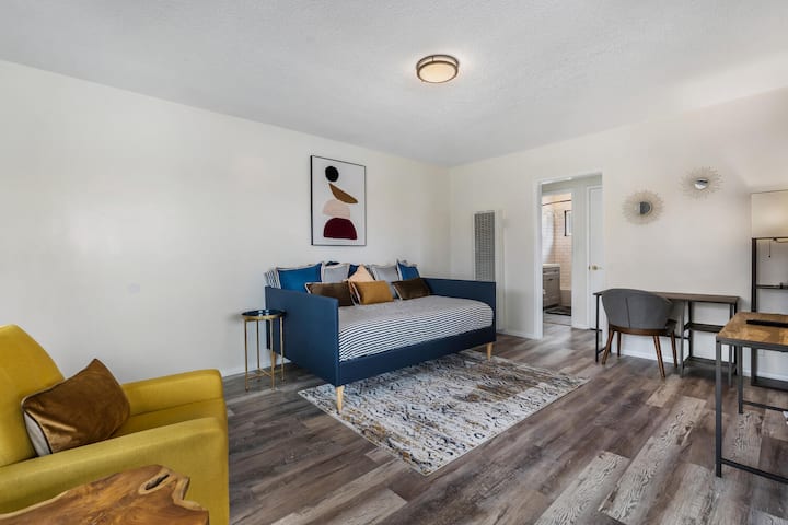Chic & Comfy Entire Apt W/ 2 Beds - Inglewood, CA