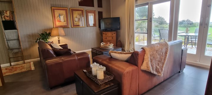 Wake Up To Stunning Views And Luxurious Comfort - Palmerston North