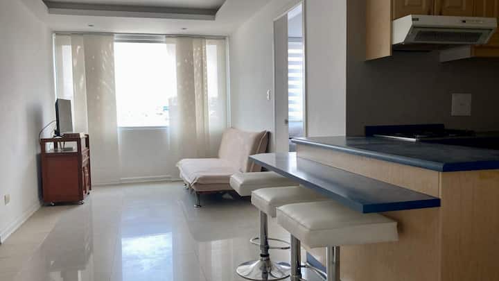 Lovely 1-bedroom Close To Shoppes & Transportation - Quito (Ecuador)