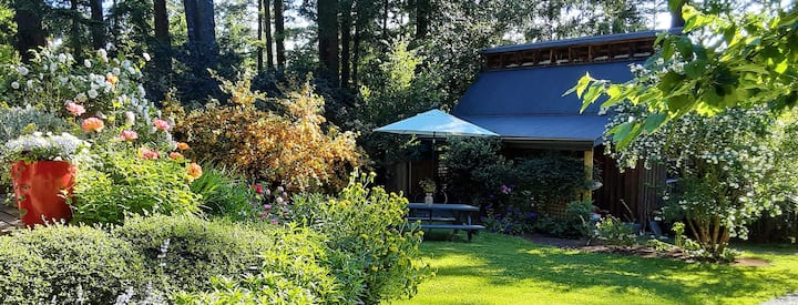 Self Contained Rustic And Romantic Cottage - North Pender Island