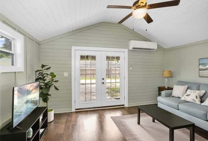 Modern, Convenient Cottage - 세인트피터즈버그