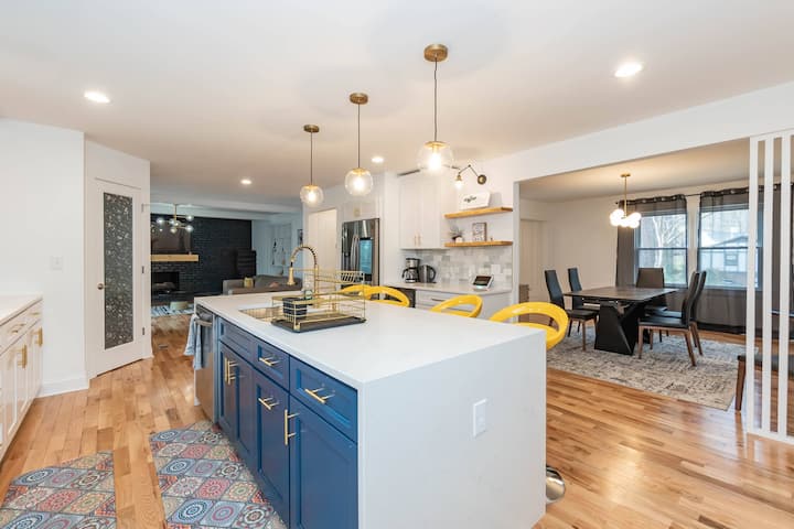 Upscale 4 Bedroom Villa With Large Fenced Backyard - Raleigh, NC