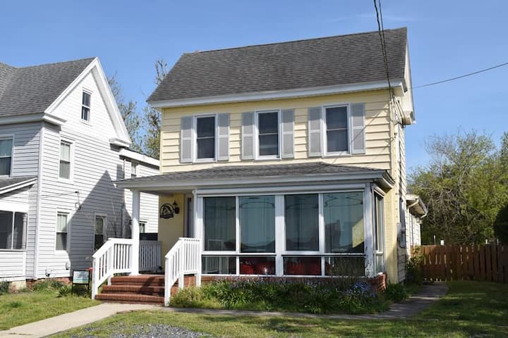 Prancing Pony-in Town W/ Fire Pit & Fenced Yard - Chincoteague, VA
