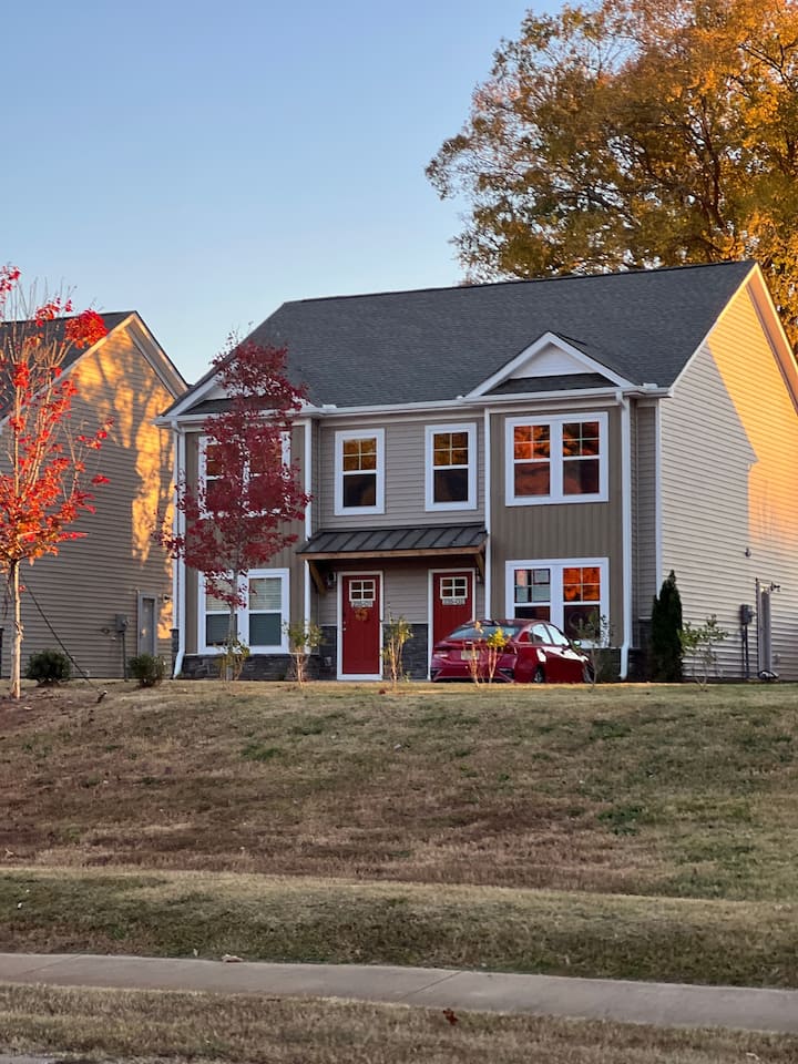 Brand New Build Clemson Retreat 3br/3bath Sleeps 8 - Clemson, SC