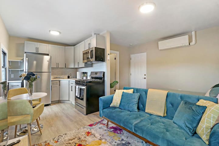 Stylish Studio | A+ Location, Parking, Laundry - Wheaton