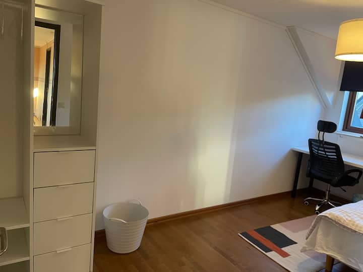 Warm Room Close To University - Linköping