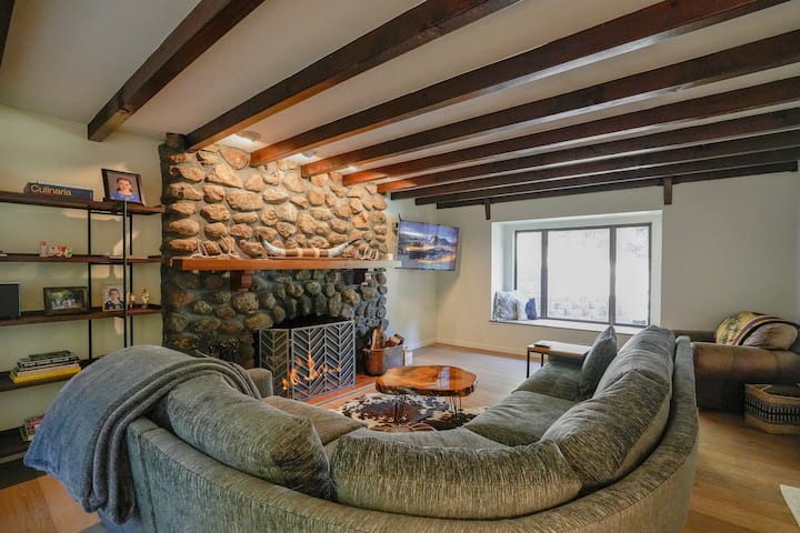 S Cruz Mtn Hot Tub
35 Min Levi Stadium Sleeps 6 - Scotts Valley, CA