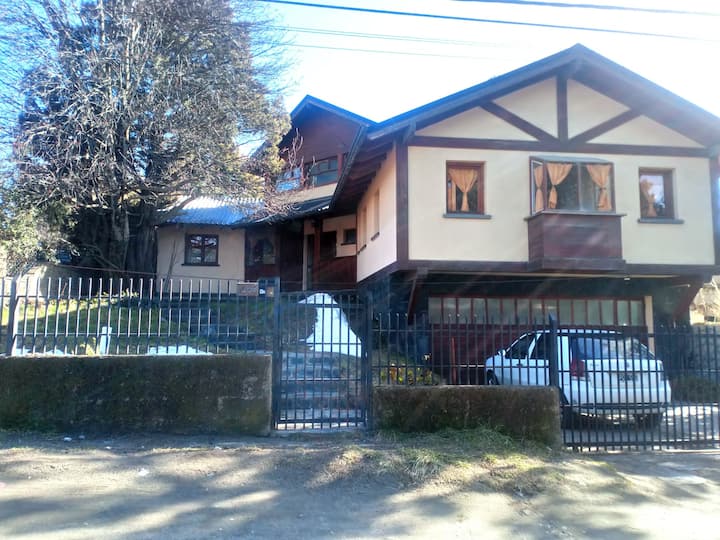 Casa Amplia Y Cómoda. Ambiente Familiar Tranquilo. - San Carlos de Bariloche