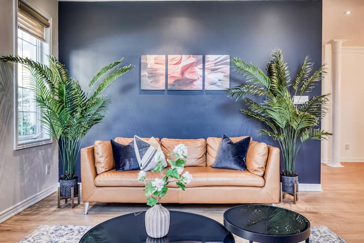 Private Room With Lots Of Common Area - Ontario