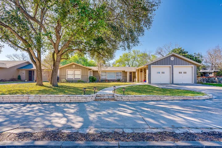 Perfect Holiday Home! Home Theater & Grilling! - San Antonio, TX