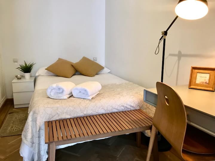 Habitación Con Baño Privado En Malasaña - Madrid