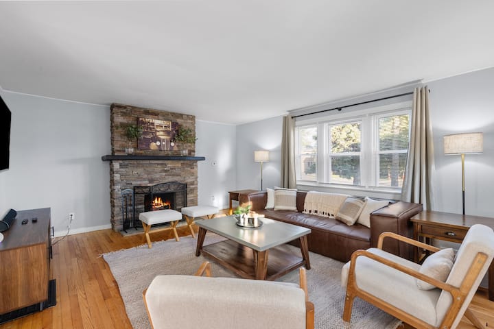 Cruisin' Royal Oak 3 Bd/1.5 Ba Home *Birmingham* - Beverly Hills, MI