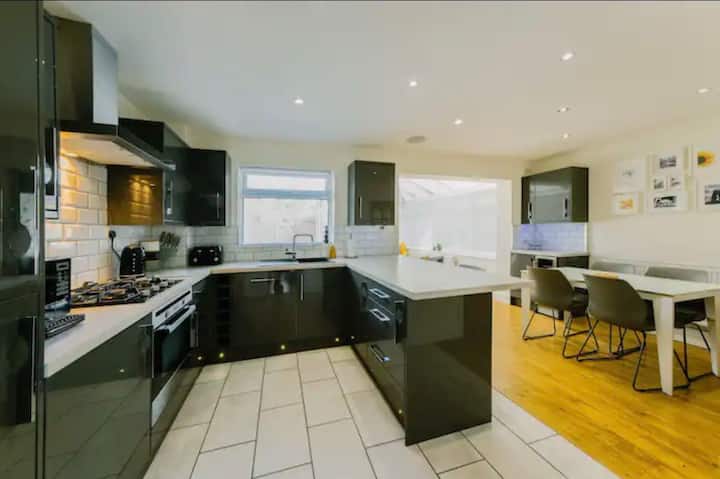 Modern 3 Bedroom Home With Garden - Bristol