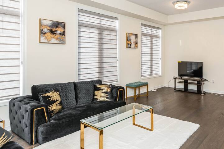 Modern Ajax House ~ Casino ~ Ajax ~ Parking ~ Wifi - Ajax