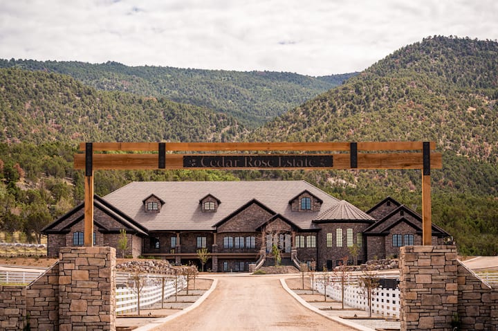 Southern Utah Luxury Estate For Large Groups - Little Salt Lake, UT