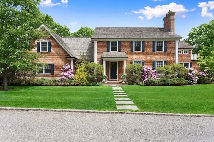 Quintessential Hamptons Home Close To Town & Beach - Amagansett, NY